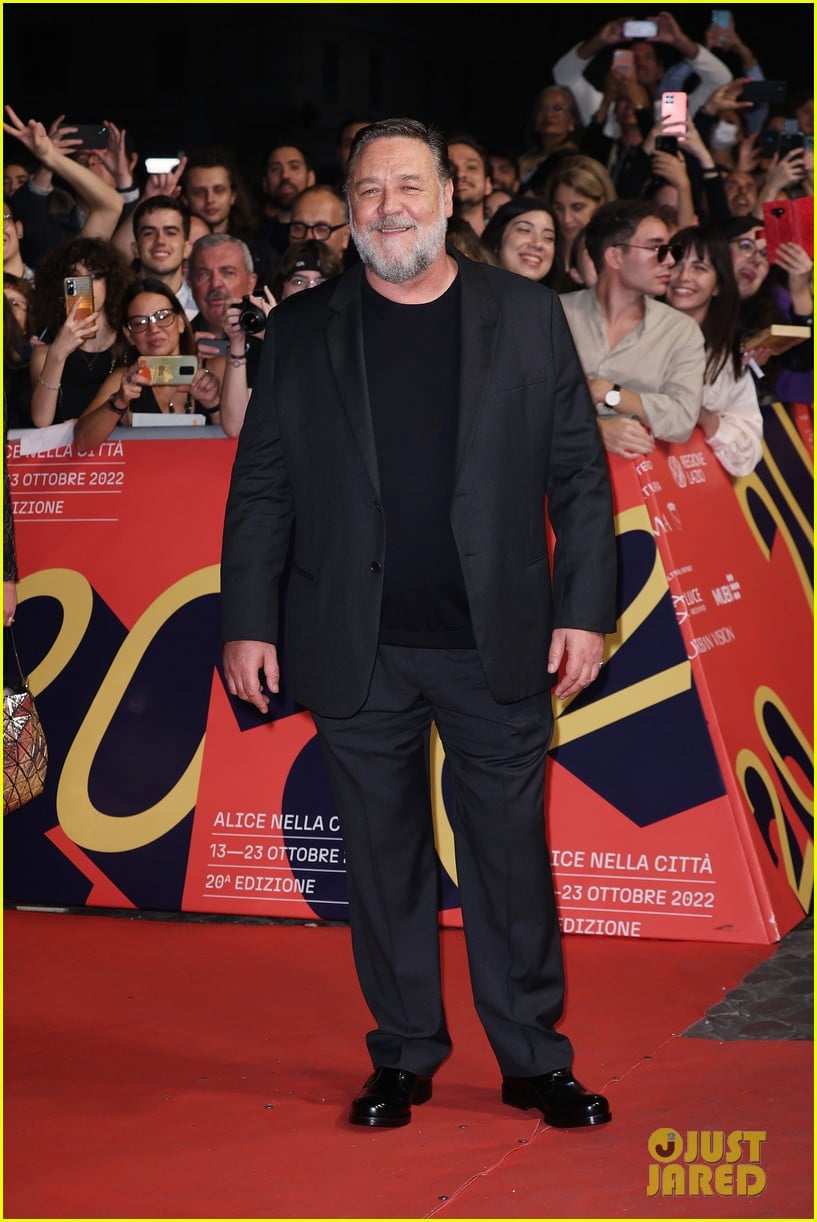 Russell Crowe & Girlfriend Britney Theriot Make Red Carpet Debut ...