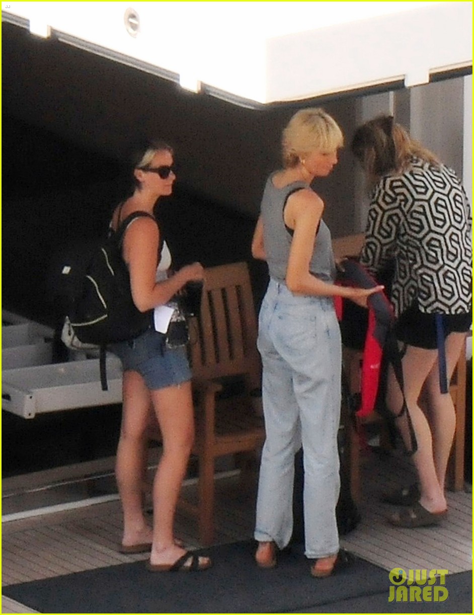 'The Crown' Season 6 Photos: Elizabeth Debicki Spotted On Set as ...