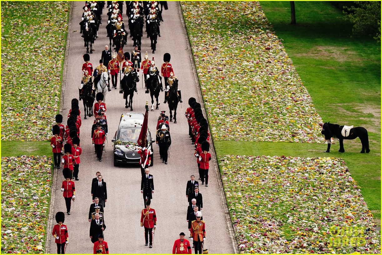 Buckingham Palace Reveals What Will Happen to Queen Elizabeth's Pony, Emma: Photo 4835811 ...