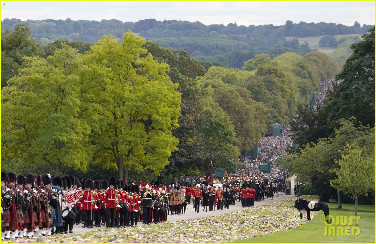 Buckingham Palace Reveals What Will Happen to Queen Elizabeth's Pony, Emma: Photo 4835813 ...