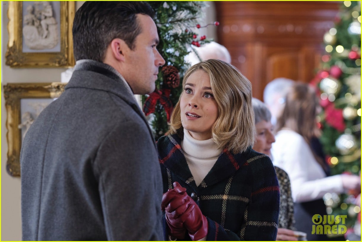 Ian Harding Thinks He Could Be A Scrooge in Hallmark's 'Ghost of ...