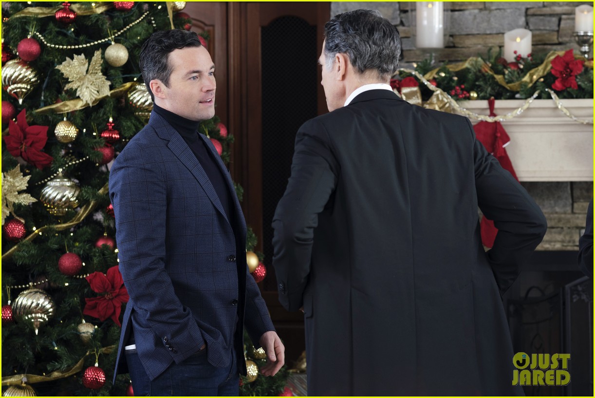 Ian Harding Thinks He Could Be A Scrooge in Hallmark's 'Ghost of ...