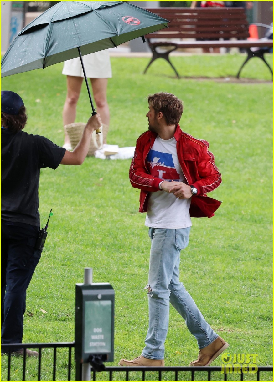 Photo: ryan gosling stephanie hsu dogs tangle fall guy set 40 | Photo ...