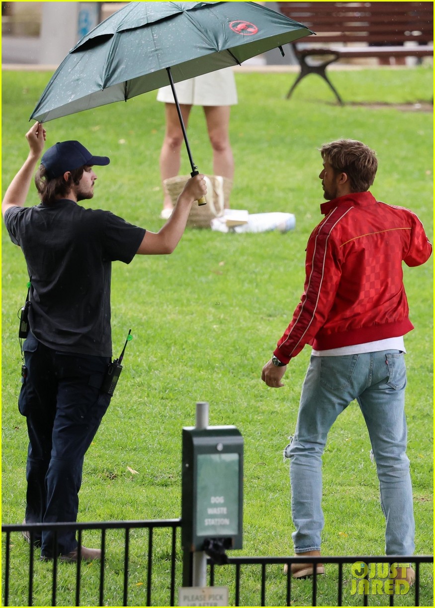 Photo: ryan gosling stephanie hsu dogs tangle fall guy set 41 | Photo ...