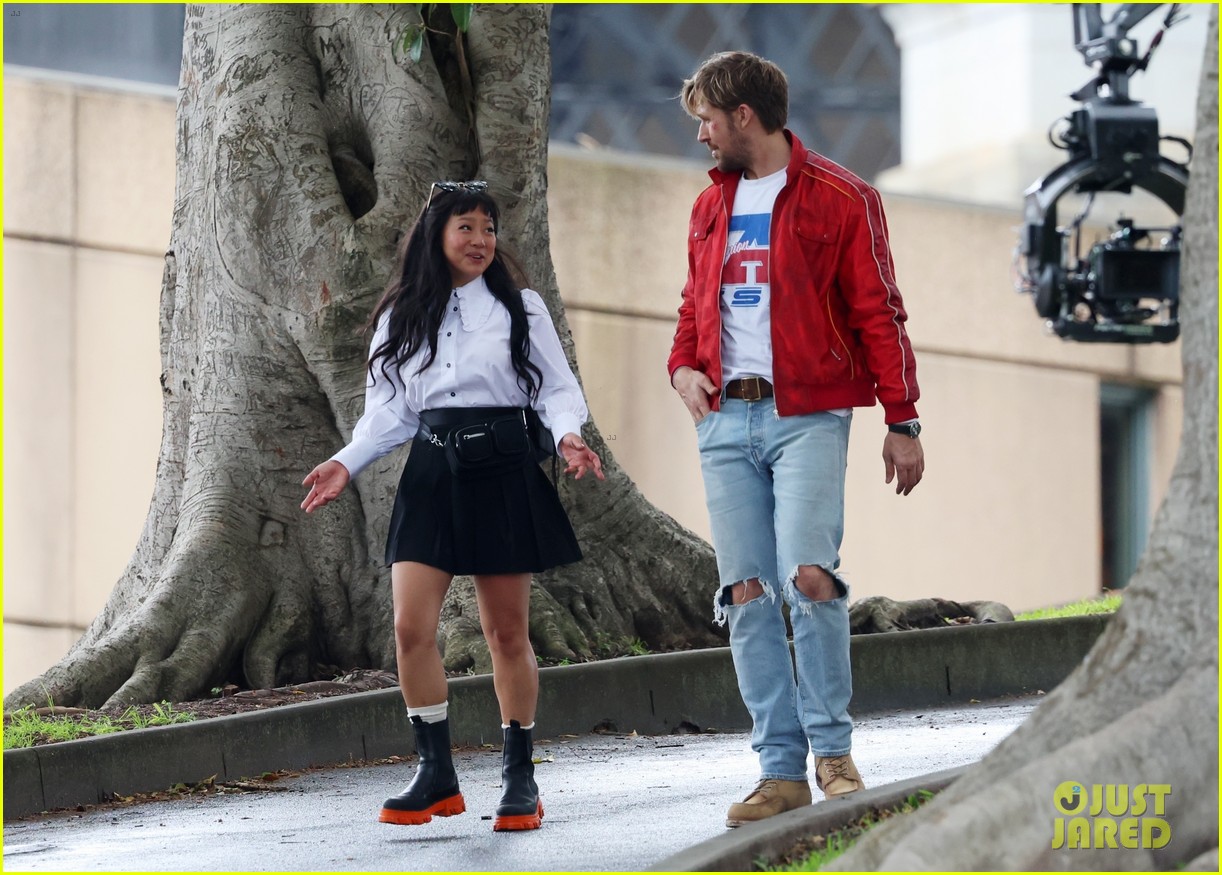 Photo: ryan gosling stephanie hsu dogs tangle fall guy set 69 | Photo 4847668 | Just Jared ...