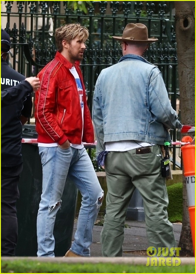 Photo: ryan gosling stephanie hsu dogs tangle fall guy set 93 | Photo ...