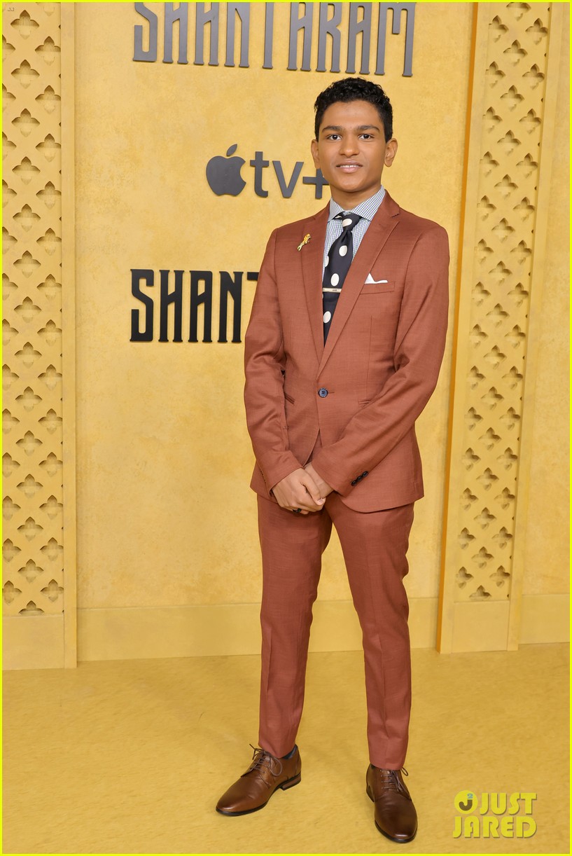 Charlie Hunnam Suits Up for Premiere of 'Shantaram,' His New Apple TV+ ...