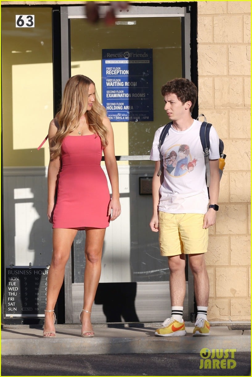 Jennifer Lawrence Goes Pretty in Pink While Filming 'No Hard Feelings ...