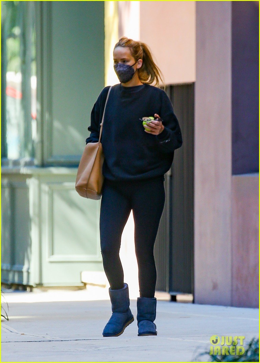 Photo: jennifer lawrence heads out in nyc after causeway trailer ...