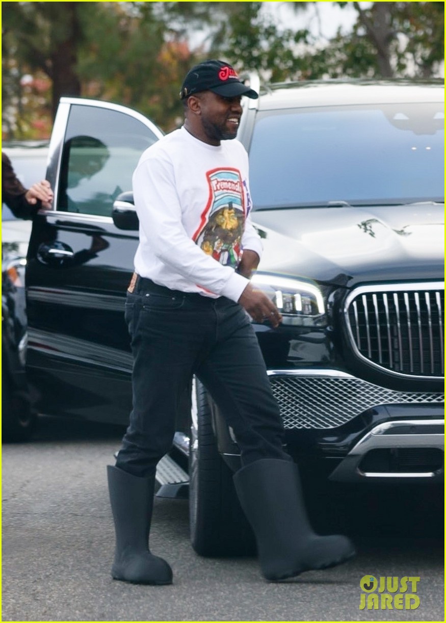 Kanye West Hugs It Out With Nick Cannon While At A Basketball Game ...