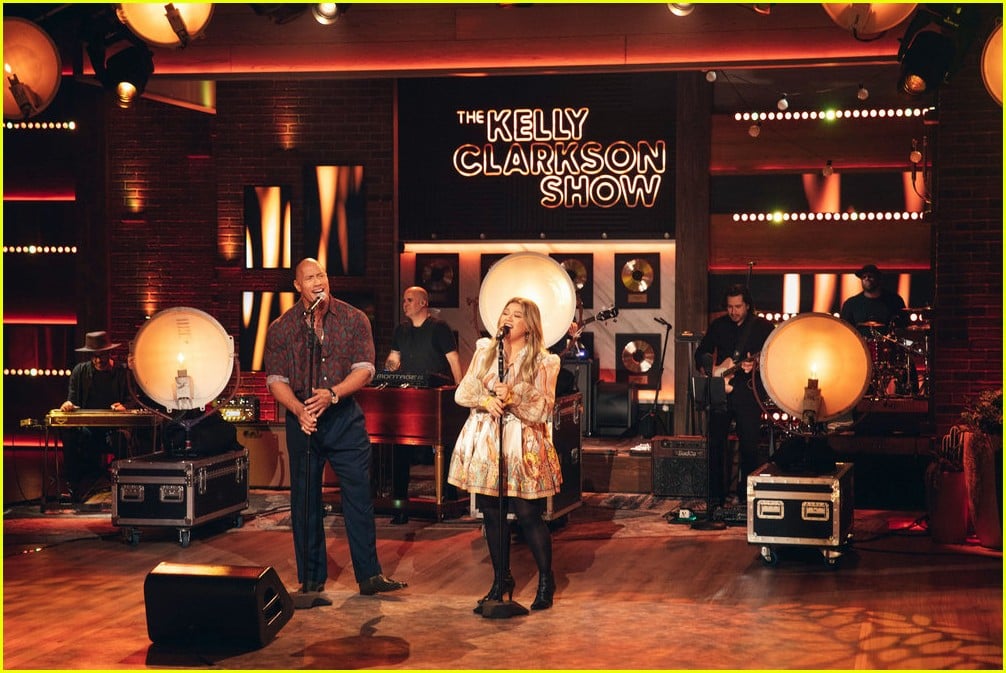 Kelly Clarkson Duets with Dwayne Johnson - Watch Them Cover a Loretta ...