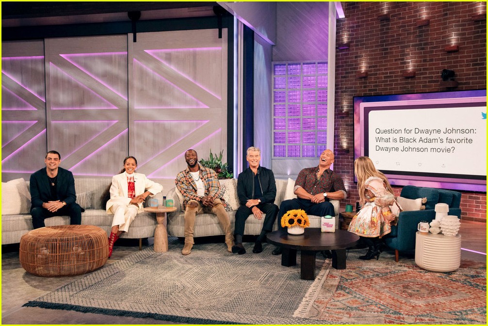 Kelly Clarkson Duets with Dwayne Johnson - Watch Them Cover a Loretta ...