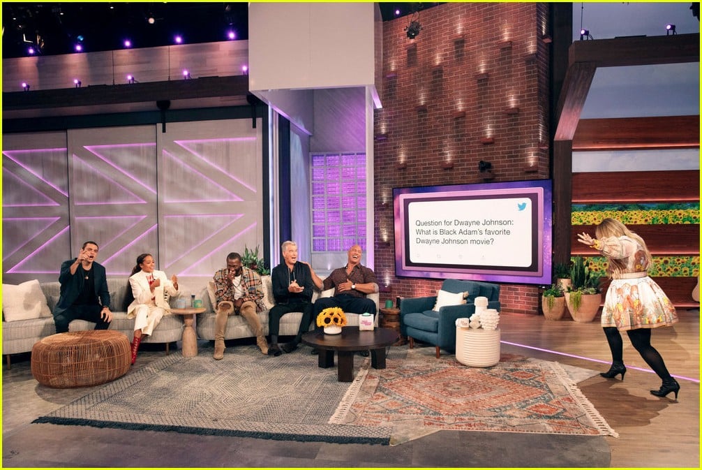 Kelly Clarkson Duets with Dwayne Johnson - Watch Them Cover a Loretta ...