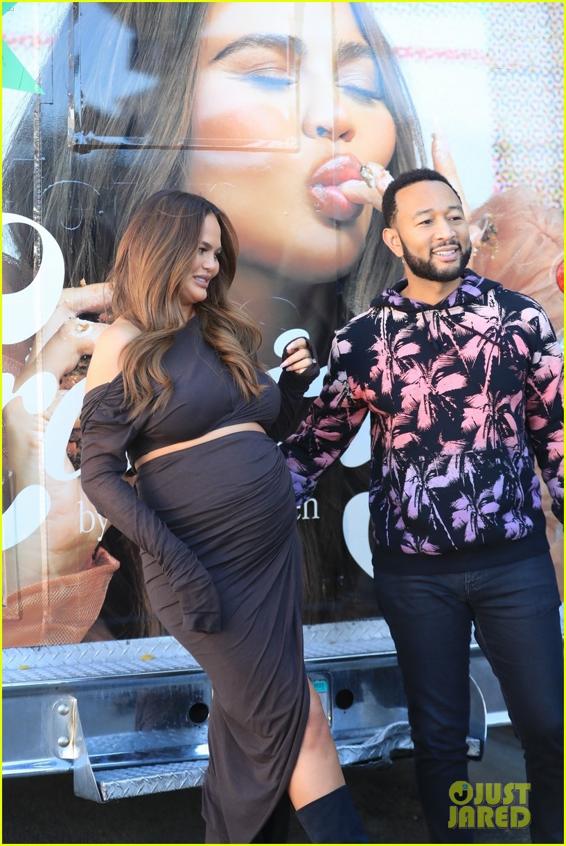 John Legend & Chrissy Teigen Hand Out Free Food From Her 'Cravings ...