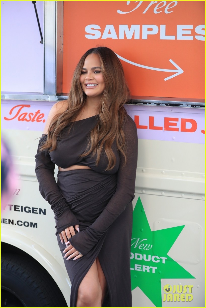 John Legend & Chrissy Teigen Hand Out Free Food From Her 'Cravings ...