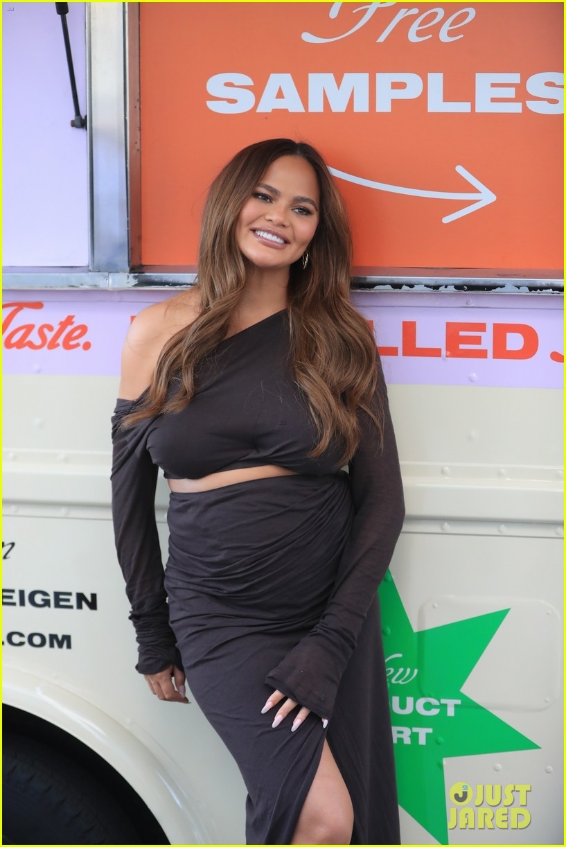 John Legend & Chrissy Teigen Hand Out Free Food From Her 'Cravings ...