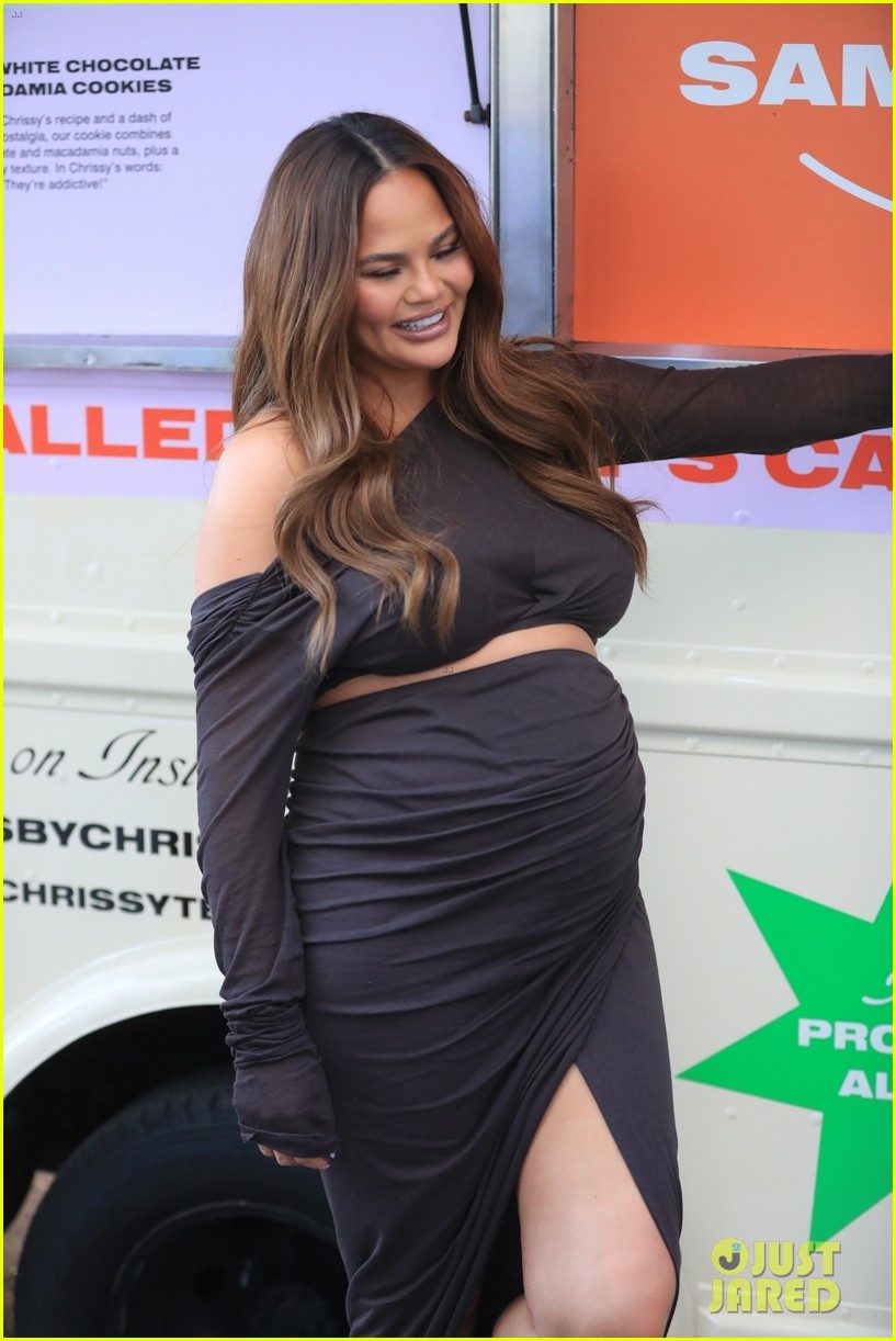 John Legend & Chrissy Teigen Hand Out Free Food From Her 'Cravings ...