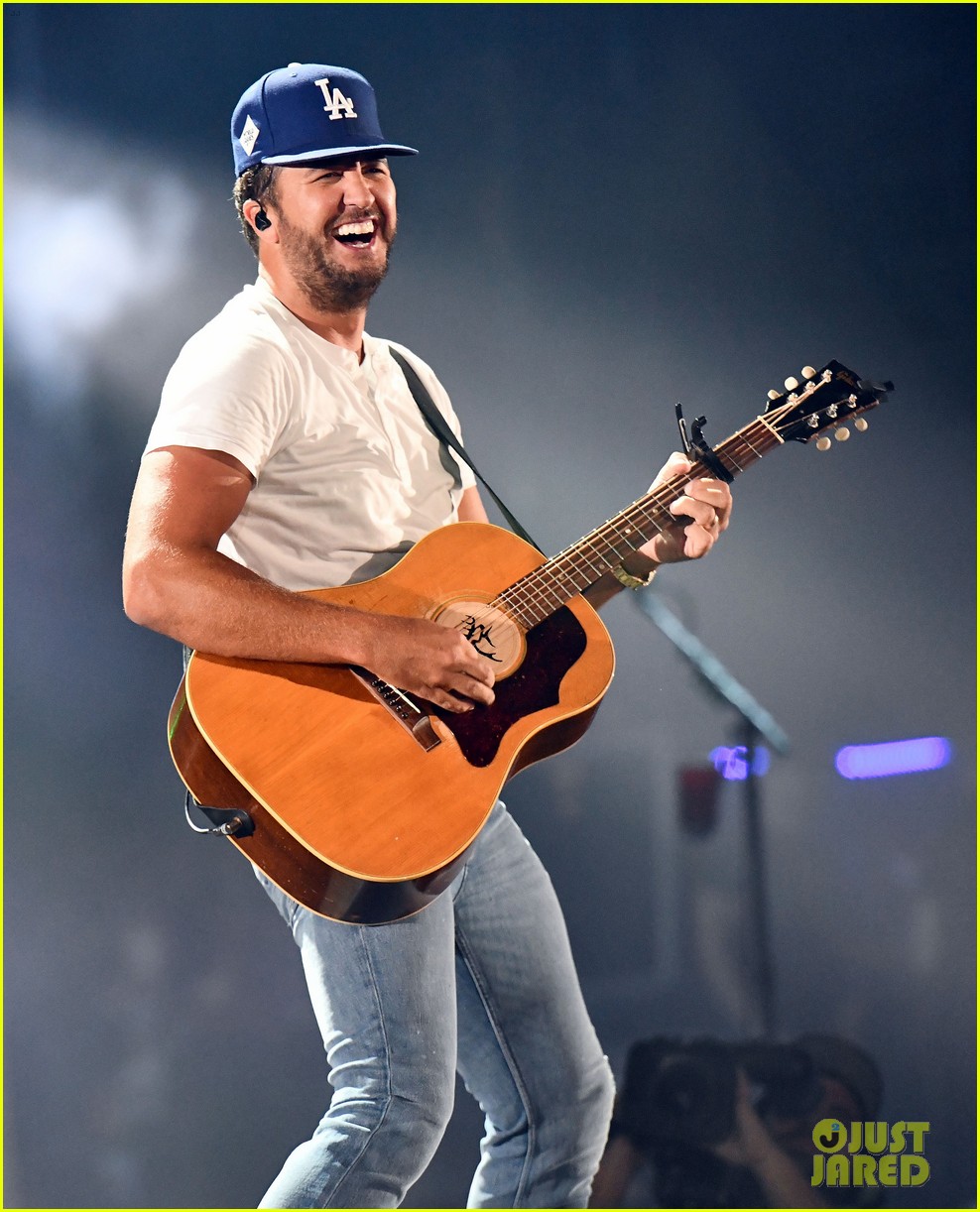 Luke Bryan Defends Inviting Florida Governor Ron DeSantis On Stage ...