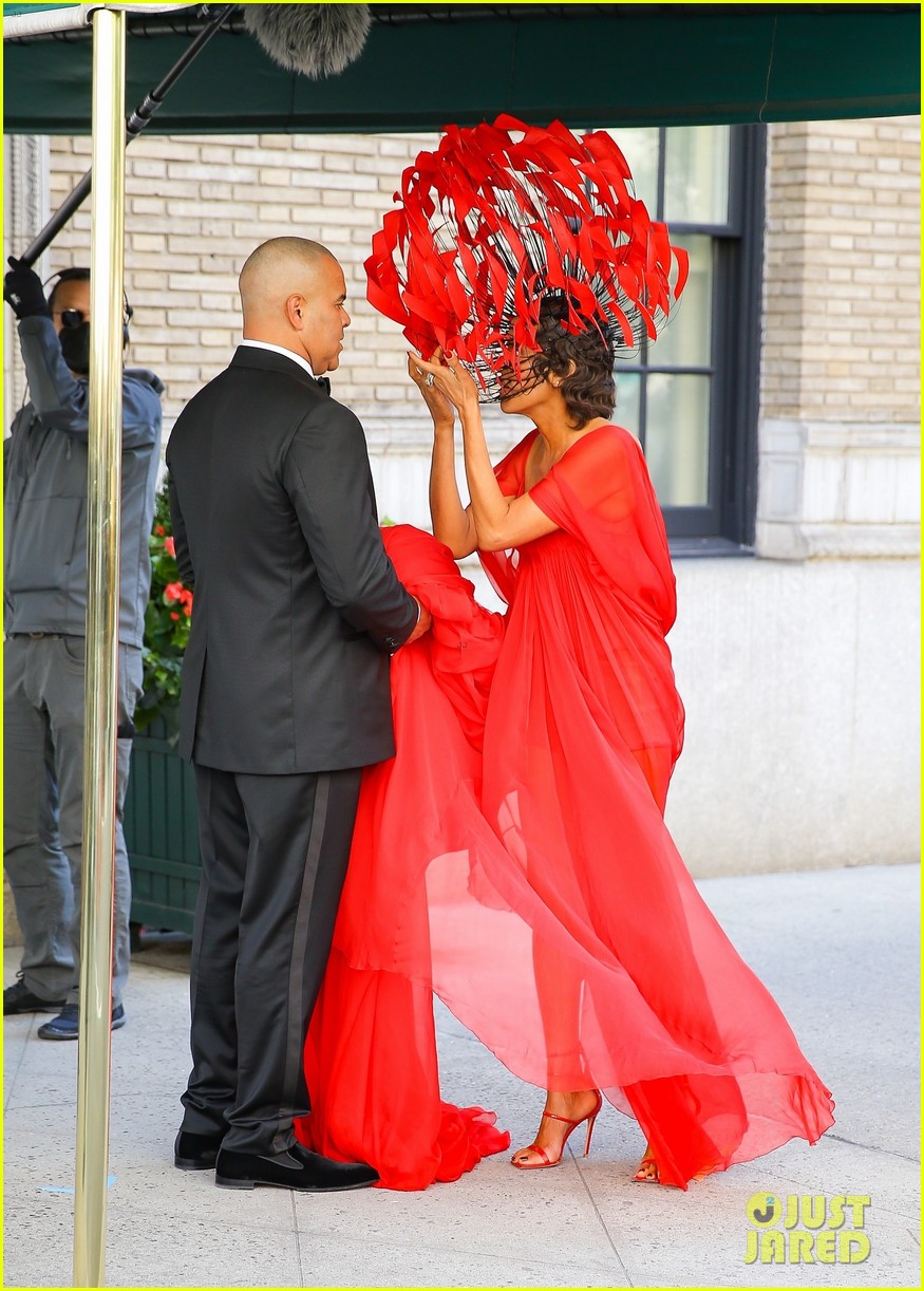 Nicole Ari Parker Steps Out In Bold Red Flag Hat For 'And Just Like ...