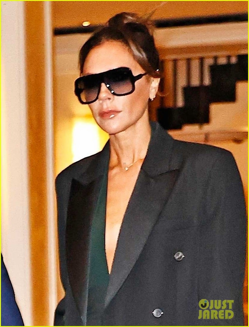 David & Victoria Beckham Hold Hands on Dinner Date in NYC: Photo ...