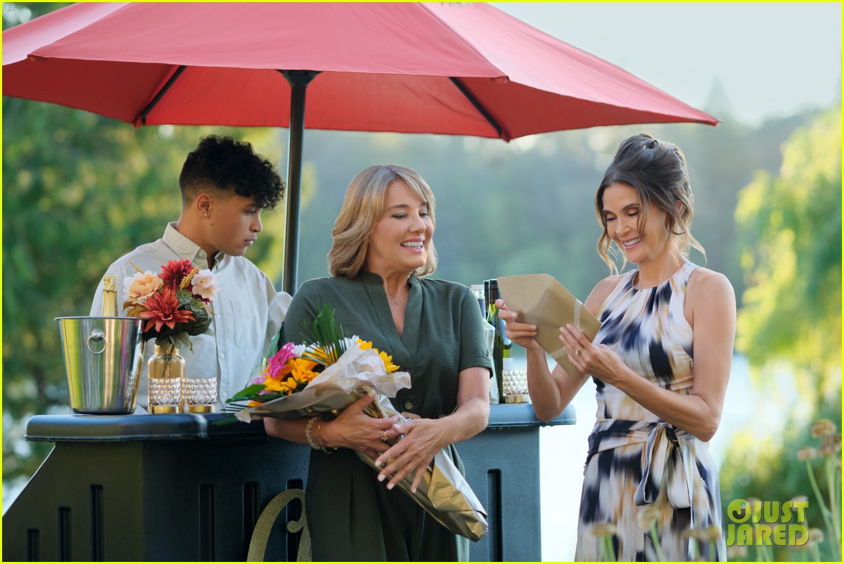 Teri Hatcher Talks Her New Hallmark Movie 'Mid-Love Crisis' With James ...