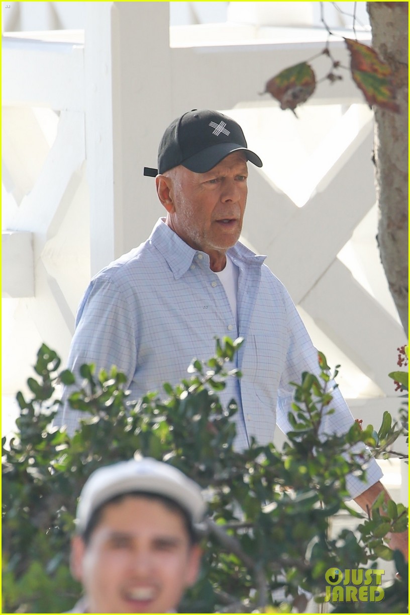 Bruce Willis Meets Up with Friends for Breakfast in Santa Monica: Photo ...