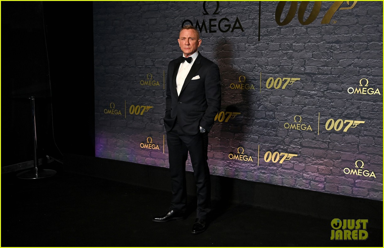 Daniel Craig Looks Sharp While Arriving at 60 Years of James Bond Event ...