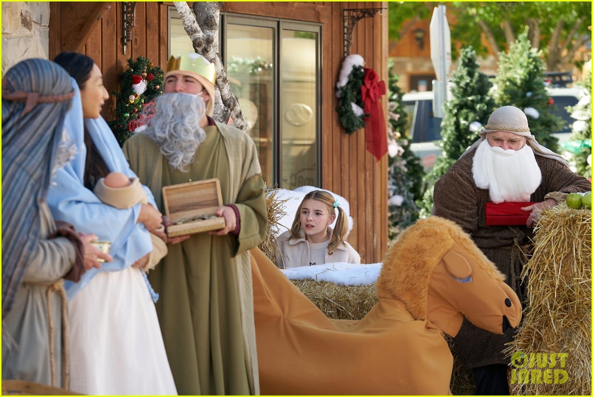 Rachel Boston & Victor Webster Bake Up The Perfect Cookies For Hallmark ...