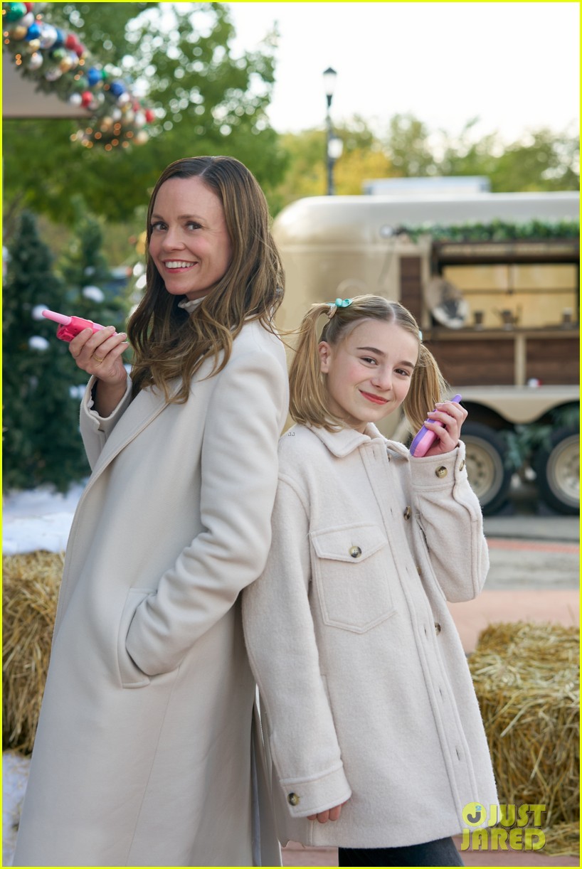 Rachel Boston & Victor Webster Bake Up The Perfect Cookies For Hallmark ...