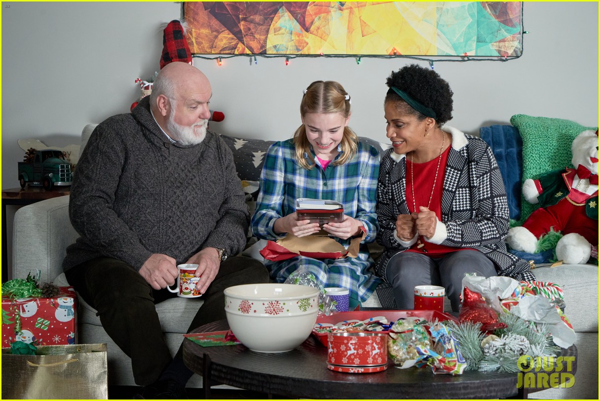 Rachel Boston & Victor Webster Bake Up The Perfect Cookies For Hallmark ...