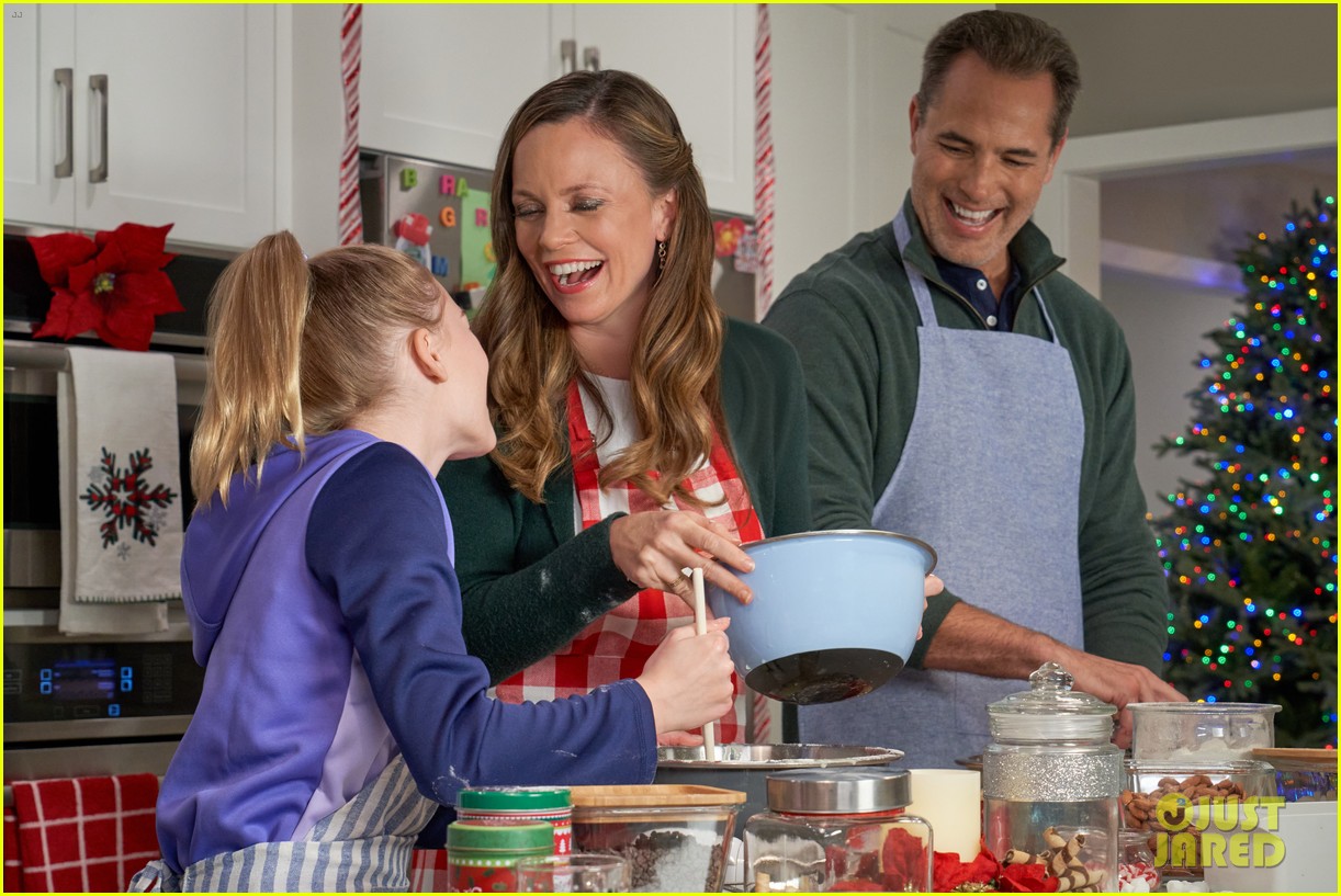 Rachel Boston & Victor Webster Bake Up The Perfect Cookies For Hallmark ...