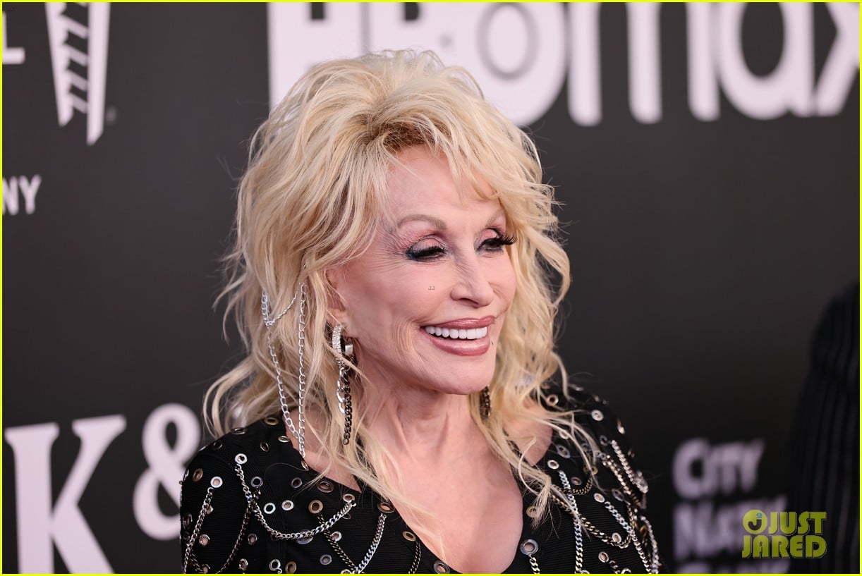 Inductee Dolly Parton Sparkles at Rock & Roll Hall of Fame Induction ...
