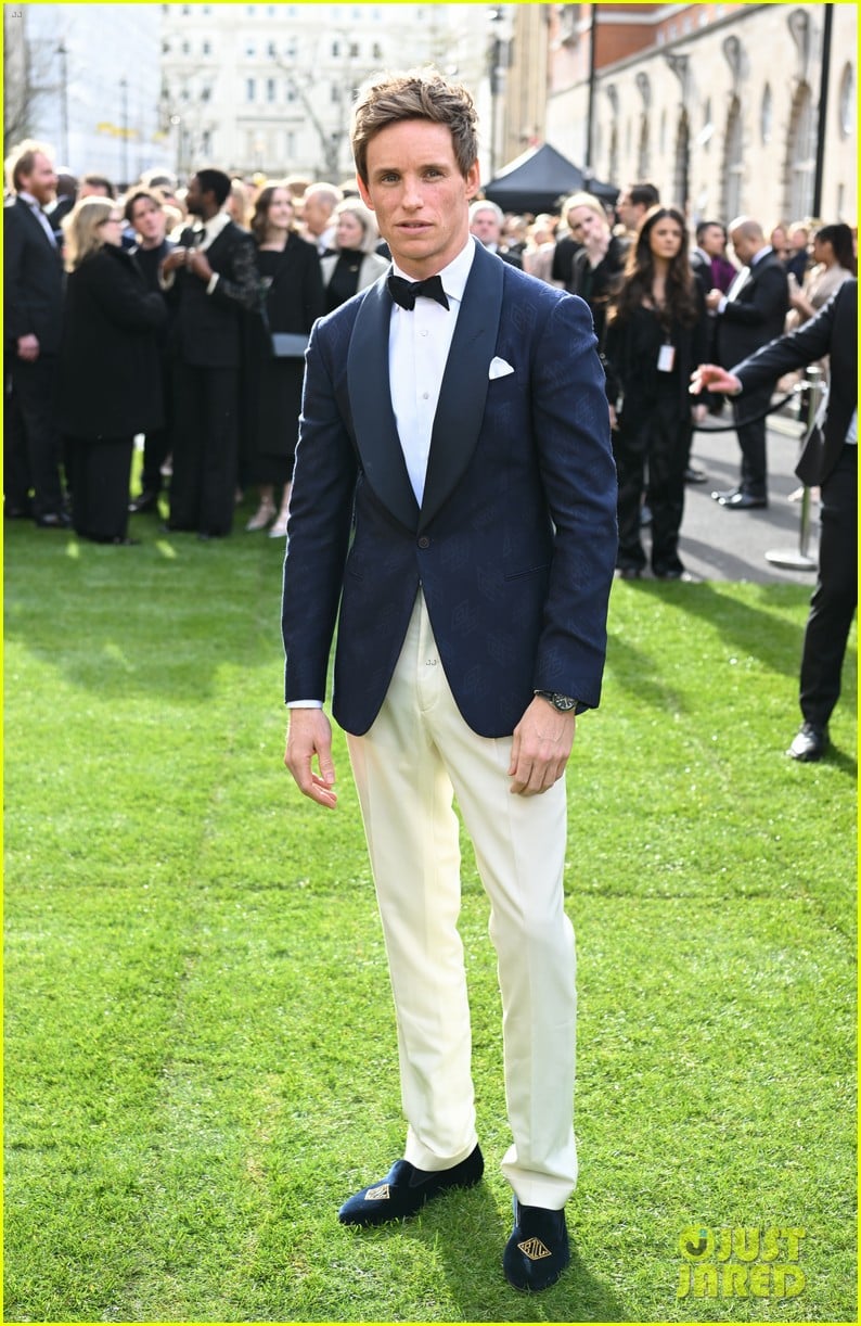 Eddie Redmayne Reveals He Attended Wand & Apparating Schools After ...