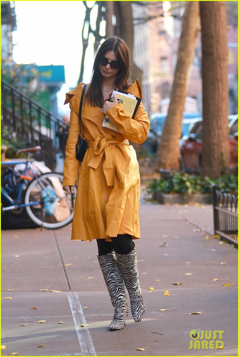 Emily Ratajkowski Wears Fashionable Fall Look After Her Basketball Date ...