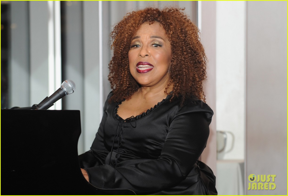 'Killing Me Softly' Singer Roberta Flack Can't Sing Anymore Due To ALS ...