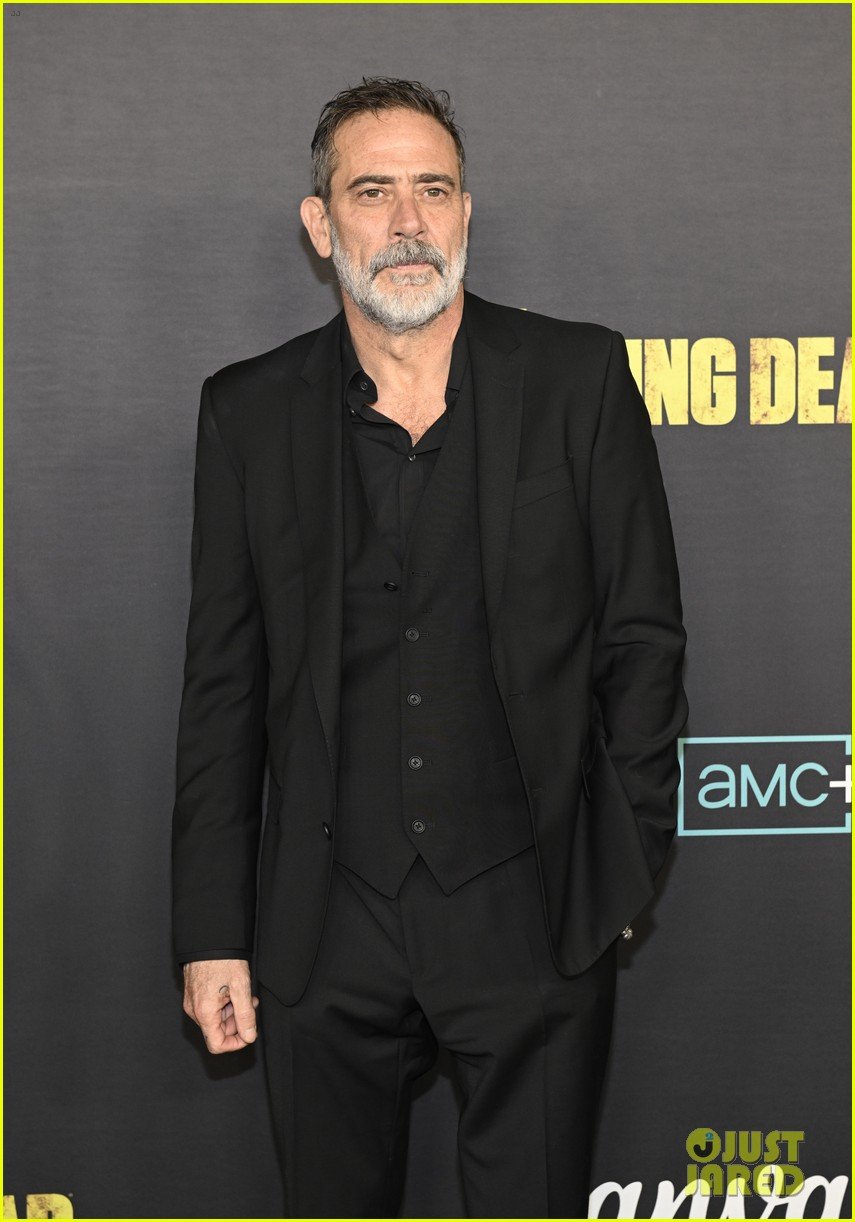 Jeffrey Dean Morgan Reveals He Broke Both of His Feet on 'The Walking ...