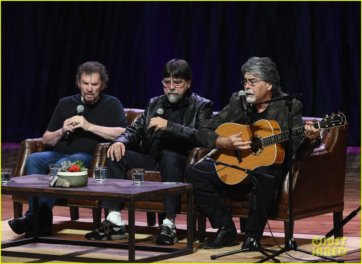 Jeff Cook, Country Band Alabama Guitarist & Co-Founder, Dies at 73 ...