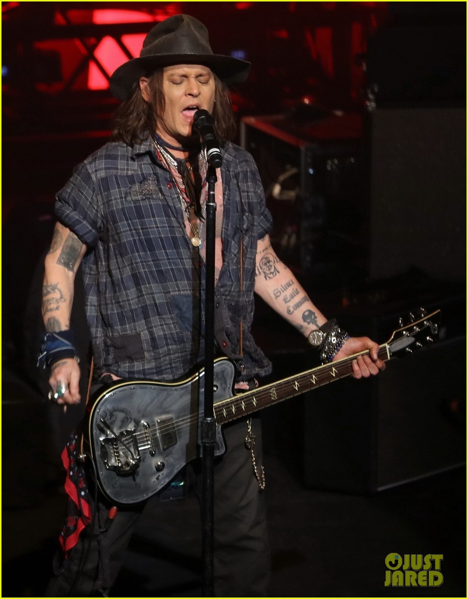Johnny Depp Performs Onstage With Jeff Beck Amid News of Joelle Rich Split: Photo 4852070 | Jeff ...