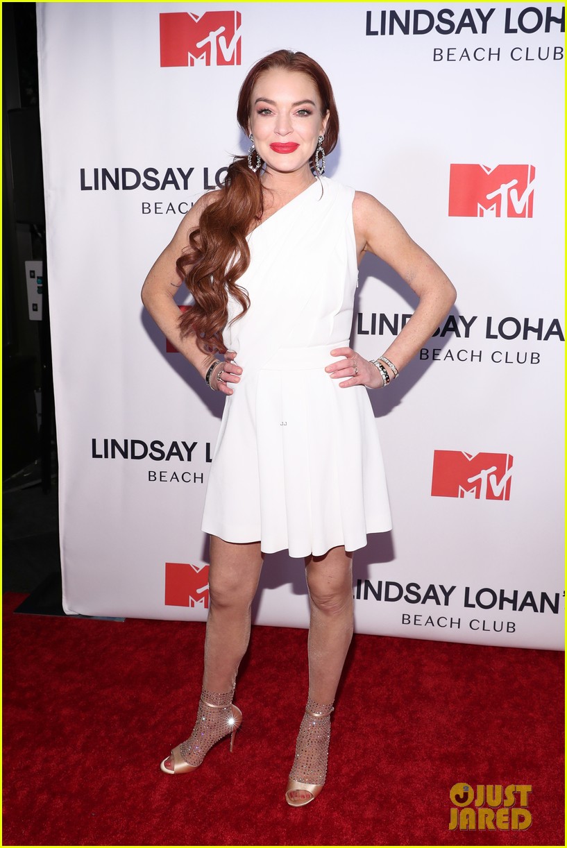 Lindsay Lohan Covers 'Jingle Bell Rock' For Netflix Movie 'Falling For ...