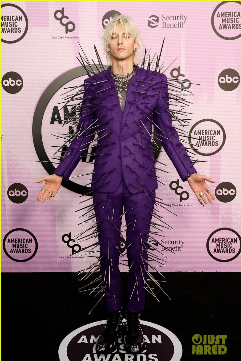 Machine Gun Kelly Wears Spiked Purple Suit For American Music Awards ...