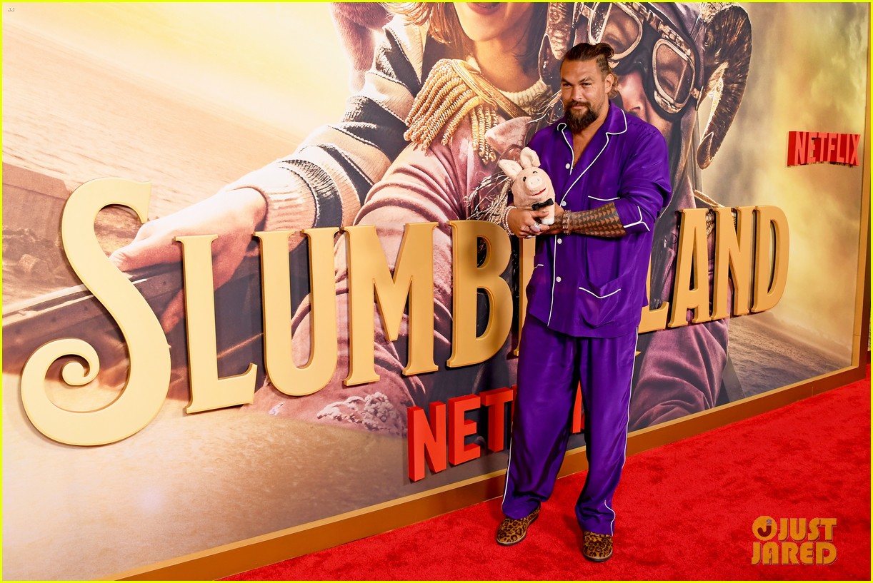 Jason Momoa Brings Adorable Stuffed Pig To 'Slumberland' Premiere After ...