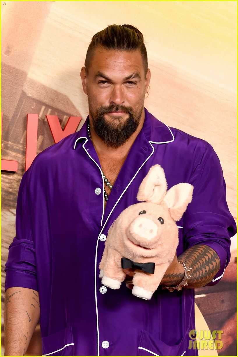Jason Momoa Brings Adorable Stuffed Pig To 'Slumberland' Premiere After ...