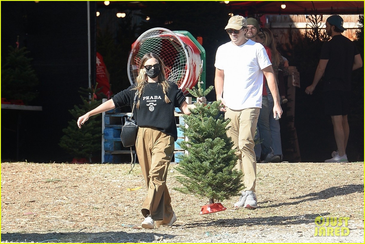 Margot Robbie & Husband Tom Ackerley Go Christmas Tree Shopping in ...