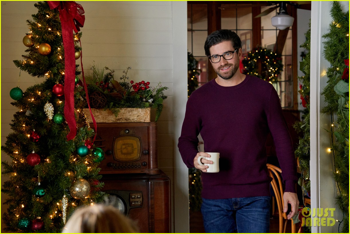 Jaicy Elliot Reunites With A Long Lost Father In Hallmark's 'My ...