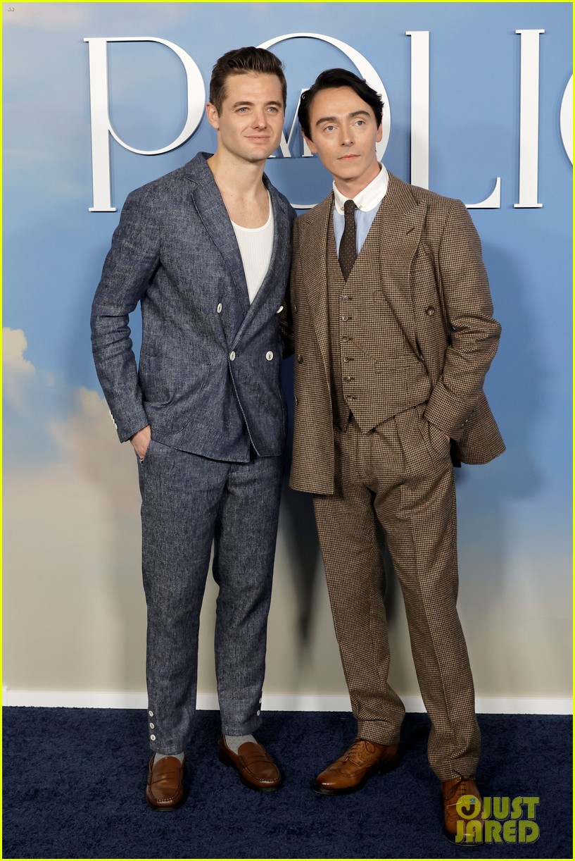 Harry Styles Goes Casual in Black Suit for 'My Policeman' Premiere with ...