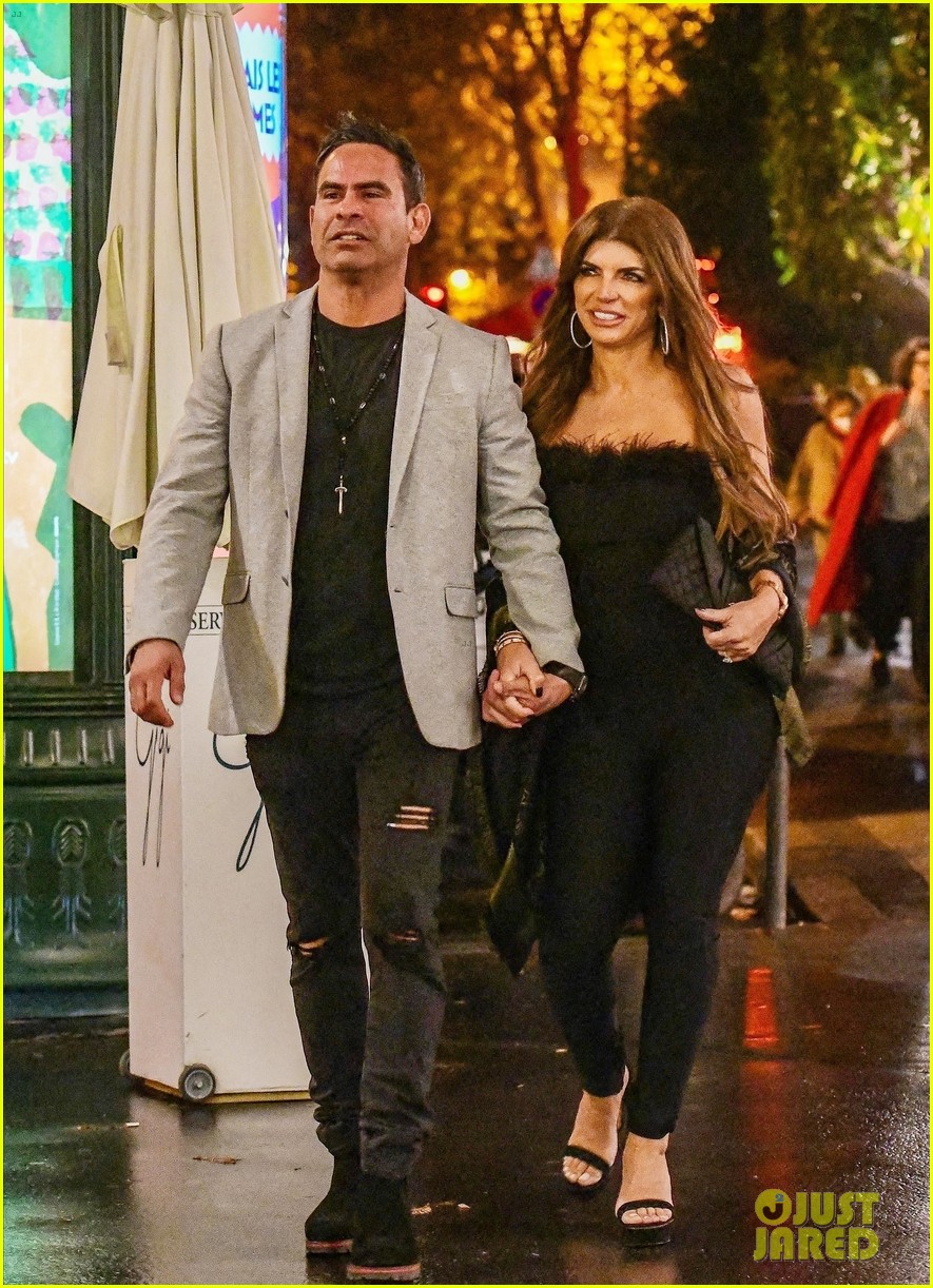 Teresa Giudice & Husband Louie Ruelas Share Steamy Kiss During Romantic ...