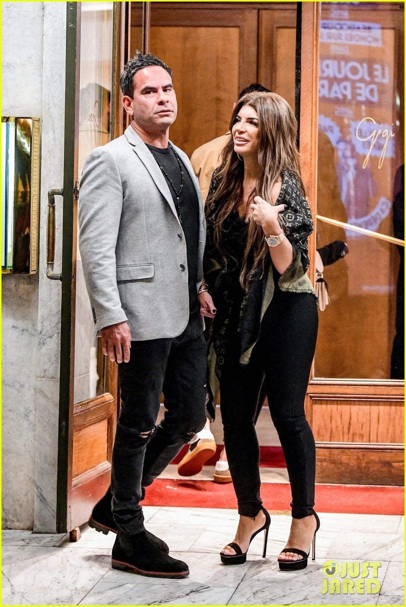 Teresa Giudice & Husband Louie Ruelas Share Steamy Kiss During Romantic ...