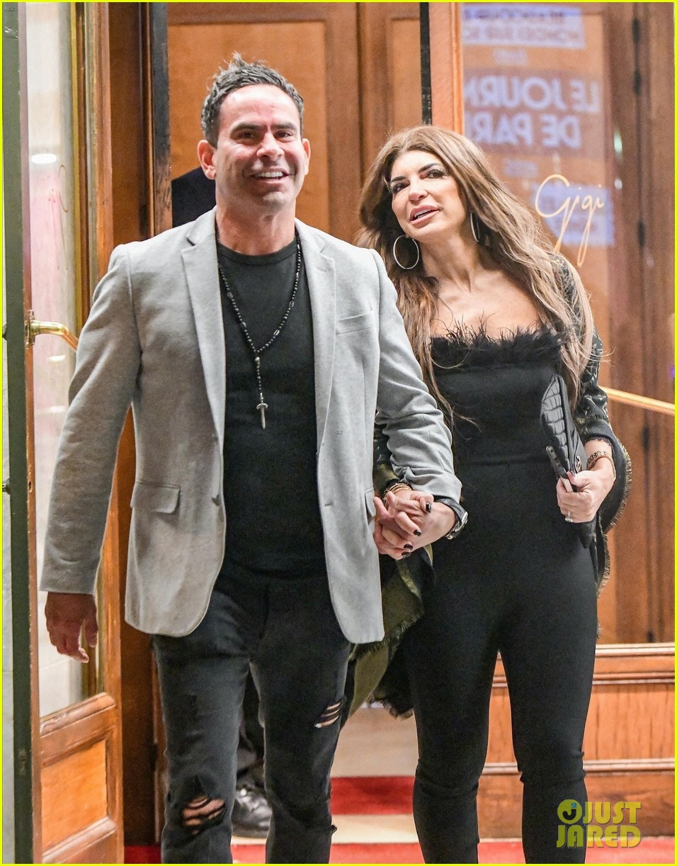 Teresa Giudice & Husband Louie Ruelas Share Steamy Kiss During Romantic ...