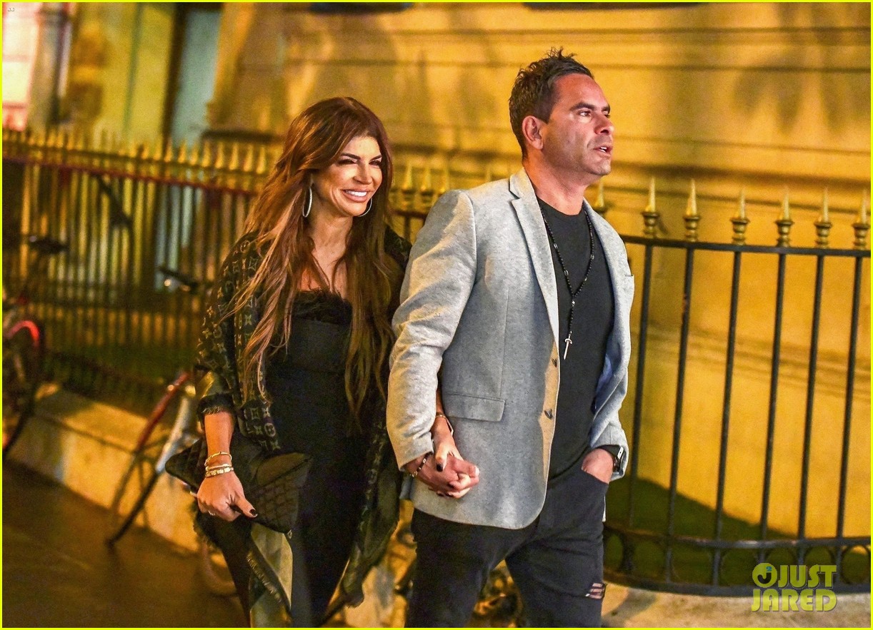 Teresa Giudice & Husband Louie Ruelas Share Steamy Kiss During Romantic ...