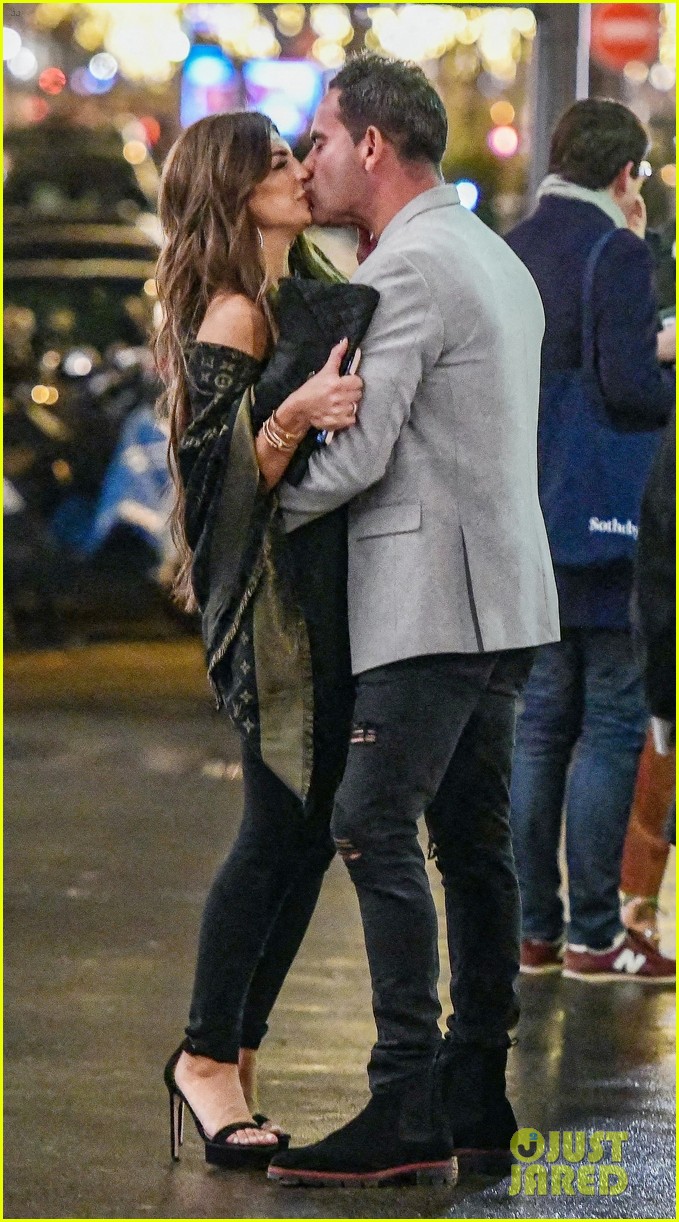 Teresa Giudice & Husband Louie Ruelas Share Steamy Kiss During Romantic ...